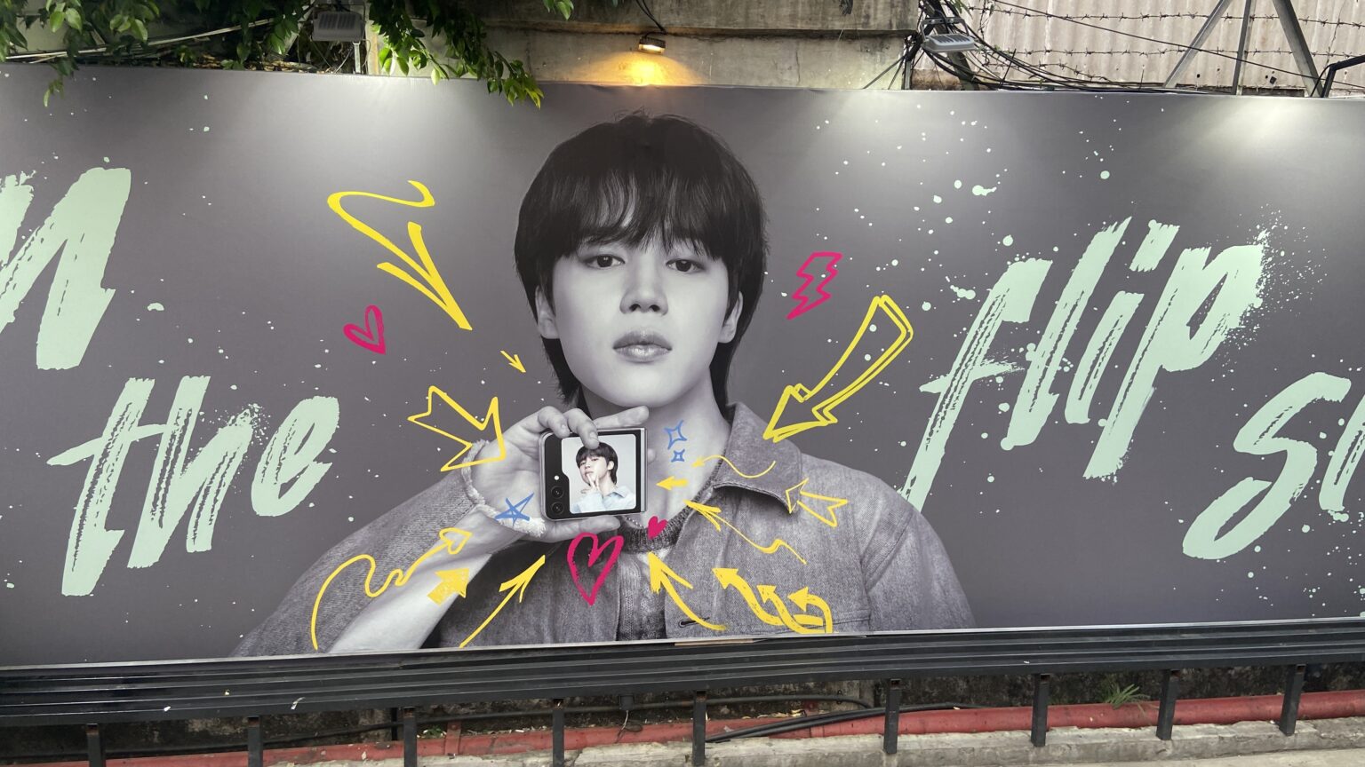 Keseruan Samsung Flip Town, Bisa Foto Bareng Mural Member BTS! - KINCIR.com